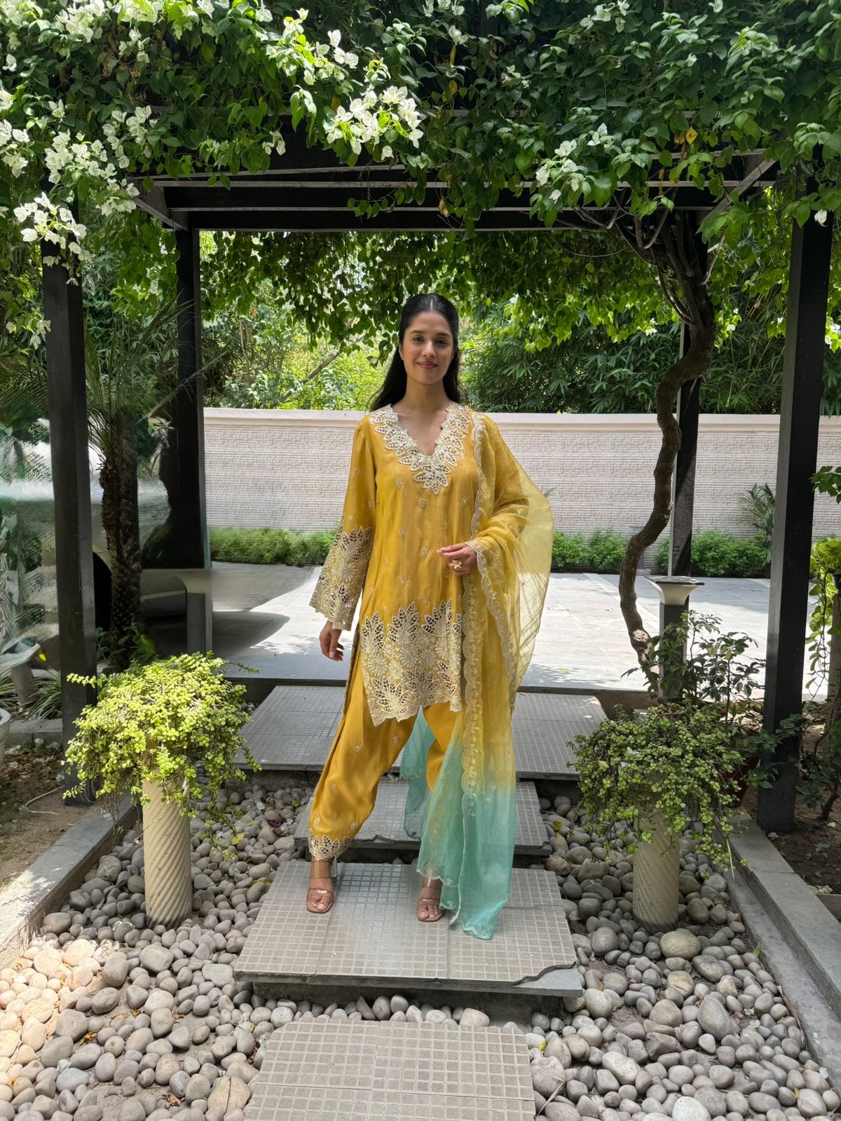 Aaina Ada Tissue Set with Potli - Sunheri Phool – Tasuvure X MW